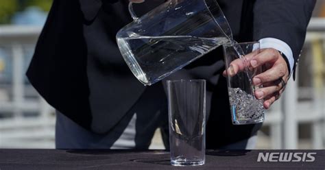 물 하루 섭취량 2ℓ 권고는 80년 전 나온 이야기…목 마를 때 마시면 돼