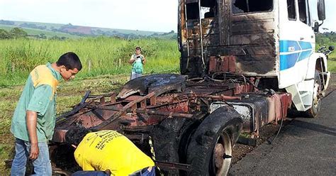 G1 Carretas Batem De Frente 1 Explode E Motorista Morre Na Hora Em