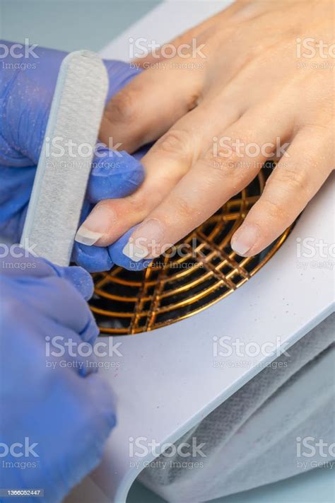 특별한 네일 파일로 손톱을 제출 하는 파란색 장갑에 매니큐어 마스터의 클로즈업 네일 처리 과정 세로 사진 2명에 대한 스톡 사진 및 기타 이미지 Istock