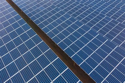 태양 전지판 태양 광 발전소는 햇빛을 전기로 변환하는 장치입니다 태양 전지는 태양광 효과를 통해 전기를 생성하는 데 사용할 수 있습니다 0명에 대한 스톡 사진 및 기타