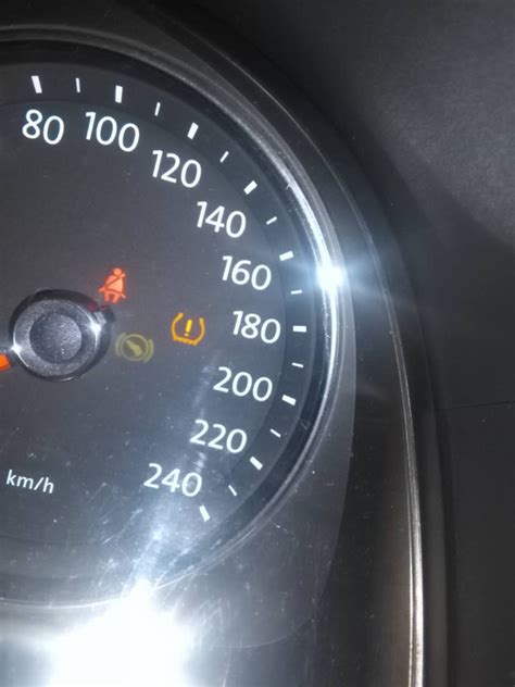 小汽车加感叹号的标志 感叹号标志的车 伤感说说吧