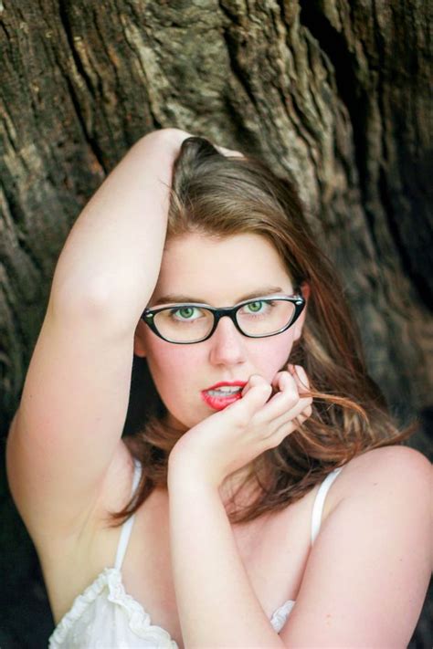 Foto De Nerdy Cassie Poses Outside