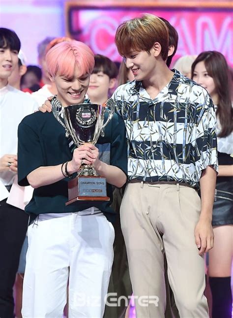 Bz포토 세븐틴 디노 민규 1위 트로피 바라보며 함박웃음 네이트 뉴스