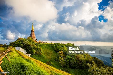 태국 북부 치앙마이에서 푸른 하늘 배경의 불교 사리탑 랜드마크 관광과 함께 저녁 시간에 도이 인타논의 아름다운 풍경 조감도 사원에 대한 스톡 사진 및 기타 이미지 Istock