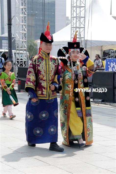 Фото Дээлтэй Монгол наадамд хүүхэд залуус идэвхтэй оролцлоо