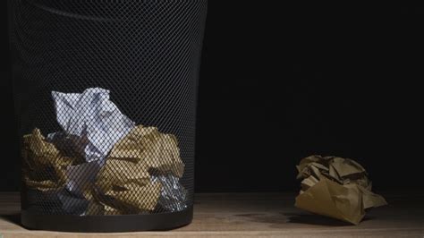 دانلود فوتیج ویدیویی انداختن کاغذ در سطل زباله استوک فوتیج