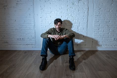 느낌 외 롭 고 비참 하 고 슬픈 정신 건강 우울증 개념에서 벽에 그림자와 함께 집에서 흰 벽에 앉아 우울된 젊은이 걱정하는에 대한 스톡 사진 및 기타 이미지 Istock