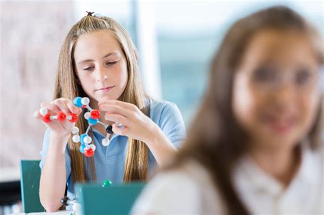 Photo Libre De Droit De Preteen Étudiant À Laide Du Modèle Moléculaire