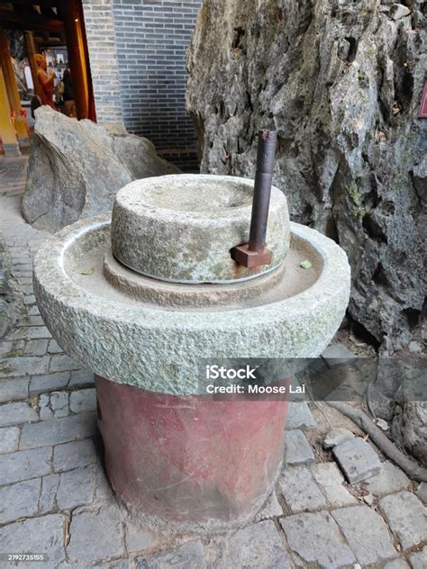 철 손잡이와 빨간색 원통형 바닥이 있는 곡물을 갈기 위한 석재 공장이 중국의 오래된 거리 바닥에 있습니다 0명에 대한 스톡 사진 및 기타 이미지 Istock