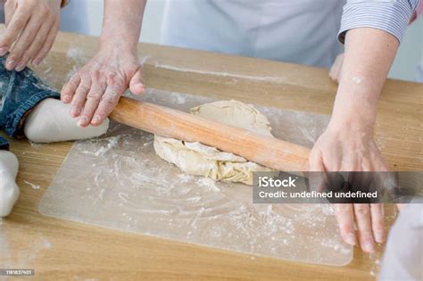 시트 반죽 여성의 손은 롤링 핀을 들고 밀가루를 가루 롤링 핀으로 반죽을 굽는 손 부엌에서 베이킹 직장에서 요리사 부엌에서 여자