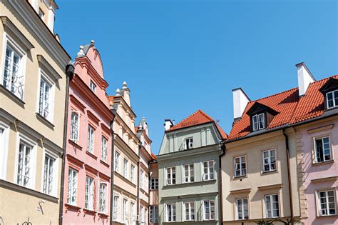 바르샤바 폴란드 올드 타운 광장 역사적인 거리 마을 건축 양식 및 창문을 통해 분홍색과 노란색 빈티지 컬러 건물의 여러 가지 빛깔의 패턴 거리에 대한 스톡 사진 및 기타