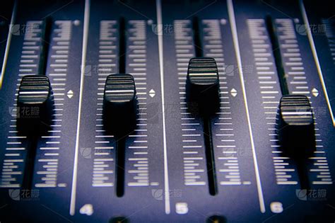 音频混音台，混音台控制和渐变，音乐混音控制台与退化效果的横幅和背景