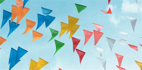 공정한 플래그 깃발 천 화려한 배경 재미에 대 한 푸른 하늘에 매달려 피에 스타 파티 이벤트 여름 휴가 팜 축제 축 하 카니발