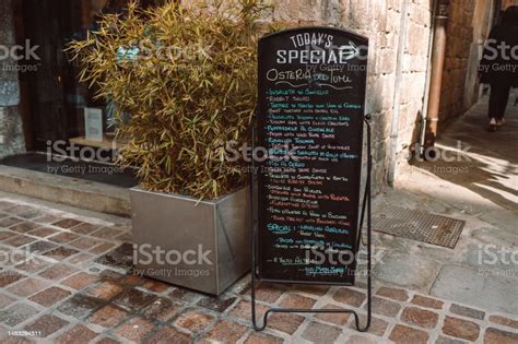 길거리에 있는 블랙 레스토랑 메뉴 칠판 이탈리아 피사의 보행자 거리에 있는 식당 앞에 요리 목록이 있는 메뉴 칠판 간판에 대한 스톡 사진 및 기타 이미지 Istock