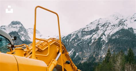 바위가 많은 땅에 노란색과 검은 색 중장비 사진 Unsplash의 무료 칸더슈텍 이미지