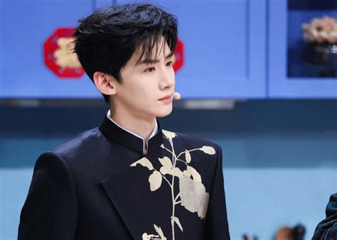 金晨胡夏因为私生子分手？白敬亭洗白失败了？汪小菲再婚了？某女星鼻子整坏了？小扒问答回复孩子上春事情