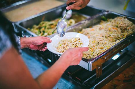 가난한 사람들에게 배를 채우고 기아를 완화하기 위한 무료 음식 제공 수유 도움 및 공유의 개념 개념에 대한 스톡 사진 및 기타 이미지 Istock