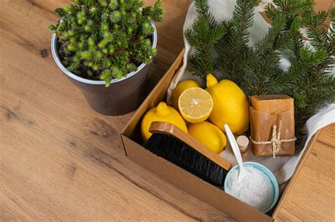 친환경 천연 세정 제품 세트 베이킹 소다 레몬 천연 비누 나무 테이블에 카프톤 상자에 집을 청소하기위한 베이킹 접시 녹색 실내