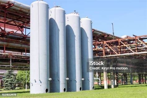 파이프라인 및 건물에 의해 펌프 압축기 열교환기에 의해 용량 성 파이프와 화학 석유화학 정유 공장에서 대형 콘크리트 기술 산업 설치 가솔린에 대한 스톡 사진 및 기타 이미지