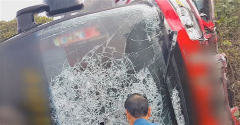 출근길 통근버스 사고로 23명 다쳐경찰 유리 깨고 승객 구조