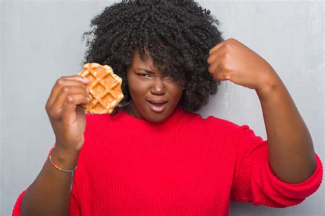 벨기에 먹고 회색 그런 지 벽에 젊은 아프리카계 미국인 여자 화가 좌절 분노 미친 제기 손으로 소리와 분노 개념 소리 와플