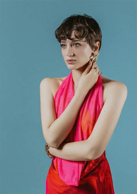 패션 의상을 입은 우아한 여성 초상화 · 무료 스톡 사진