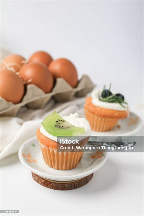 버터 크림을 곁들인 키위와 블루베리 컵케이크 토핑과 과자 또는 컵 케이크 생일 과자 디저트 파이 페이스트리 베이커리 또는 제과점 생산 가정 생활에 대한 스톡 사진 및 기타