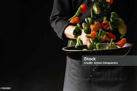 요리사 디자인 조리법 책 메뉴 레스토랑 또는 호텔 기호 요리 미식에 대 한 검은 배경에 아시아 요리 냄비에 야채를 준비 날기에 대한 스톡 사진 및 기타 이미지 Istock