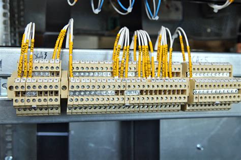 전기 엔지니어 작업 테스터 는 전기 캐비닛 제어에서 전력 전기 라인의 전압과 전류를 측정하고 릴레이 보호 시스템에 전선 베이 제어 장치 중간 전압 개폐기 0명에 대한 스톡