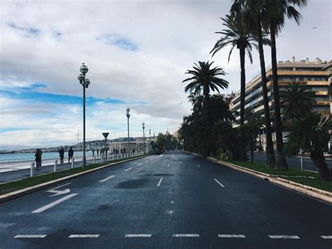 Premium Photo Road Passing Through City