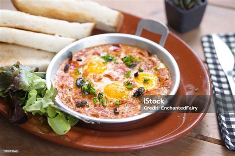 샤크쇼카 Shakshouka는 토마토 양파 후추 향신료 및 계란을 포함하는 튀니지와 이스라엘 요리입니다 그것은 때때로