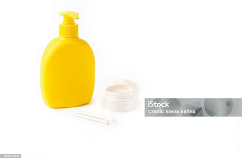유아목욕 용품을 모의 샴푸 수건과 면봉 흰색 배경에 패드를 위한 노란색 병 텍스트 평면 평지에 대한 공간을 복사합니다 베이비 목욕 액세서리의 개념 개인 장식품에 대한 스톡