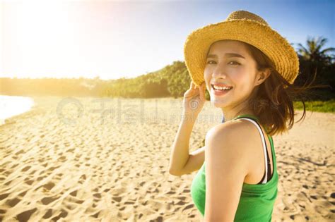 背景高清图片 阳光沙滩上的微笑女孩 阳光沙滩上的微笑女孩图片免费下载 5095814874 千图网pro