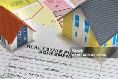 부동산 매매 계약 가상의 지적도와 주거용 주택 모델을 사용한 개념 소매 소비자주의에 대한 스톡 사진 및 기타 이미지 소매