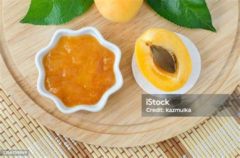 작은 흰색 그릇과 면 패드에 집에서 만든 살구 얼굴 마스크 자연의 아름다움 트리트먼트 와 스파 조리법 상단 보기 복사 공간 페이셜 마스크에 대한 스톡 사진 및 기타 이미지