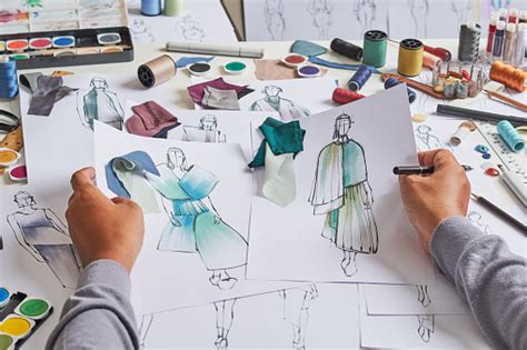 패션 디자이너 세련 된 드로잉은 섬유 직물 소재 의상을 스케치합니다 디자이너 크리에이티브 워크숍 스튜디오 Draft