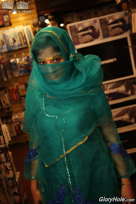 Индианка Nadia Ali отсасывает большой черный член через отверстие славы