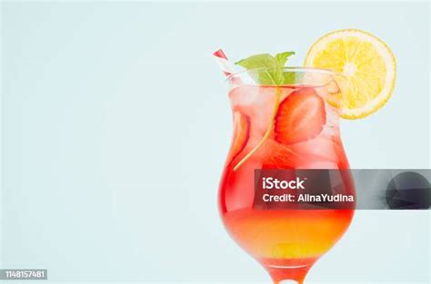 오렌지 얼음 딸기 파스텔 녹색 배경 근접 촬영 상단 가장자리 세부 사항에 포도주 잔에서 민트와 차가운 계층 이국적인 음료 0명에 대한 스톡 사진 및 기타 이미지 Istock