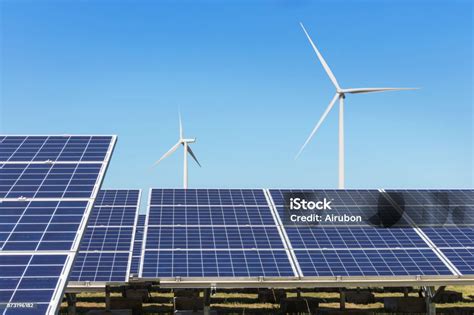 다 결정 실리콘 태양 전지 판과 풍력 터빈 하이브리드 발전소 시스템 역 대체 신 재생 에너지 자연에서 생성 하는 전기의 행 배열 녹색 기술에 대한 스톡 사진 및 기타 이미지