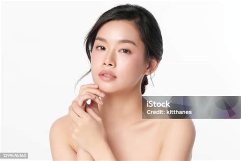 흰색 배경에 깨끗한 신선한 피부를 가진 아름다운 젊은 아시아 여성 얼굴 관리 얼굴 치료 화장품 아름다움과 스파 아시아 여성 초상화 건강한 생활방식에 대한 스톡 사진 및 기타