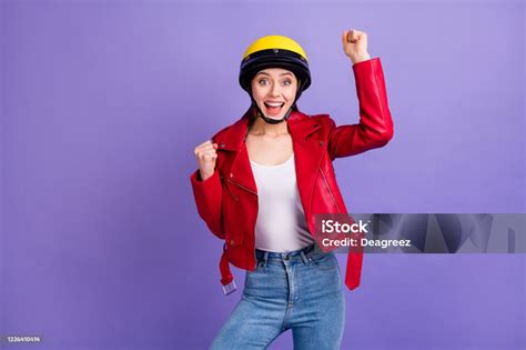 깜짝 쾌활한 소녀 감동 행운의 모터 스포츠 경주 대회 승리 상승 주먹 비명 예 보라색 색상 배경 위에 고립 된 데님을 착용의 초상화 가죽에 대한 스톡 사진 및 기타 이미지