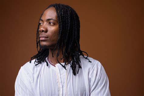 배경색에 대 한 전통적인 옷을 입고 젊은 남 아프리카 남자의 스튜디오 샷 20 24세에 대한 스톡 사진 및 기타 이미지 20 24세 20 29세 갈색 배경 Istock