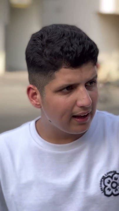 ولد يرمي الصخر على زجاج البقاله ويحاول كسر الزجاج وعندما جاء الشاب