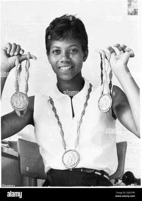 Os Rom 1960 Wilma Rudolph Zeigt Ihre 3 Goldmedaillenolympic Games