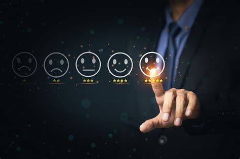 고객 서비스 및 만족도 컨셉 사업가는 우수한 평가 리뷰로 서비스 만족도와 피드백을 얻기 위해 행복한 웃는 아이콘의 가상 화면을 터치합니다 개념에 대한 스톡 사진 및 기타