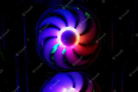 다채로운 밝은 무지개 Led Rgb Pc 팬 에어 케이스 쿨러 컴퓨터 섀시 게임 모딩 기술 개념 및 It 배경 프리미엄 사진