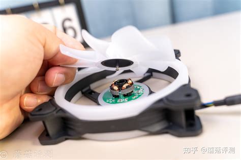 一正一反，轻松定义你需要的风扇风向、tt（thermaltake）耀影swafan 12 机箱风扇 评测 知乎