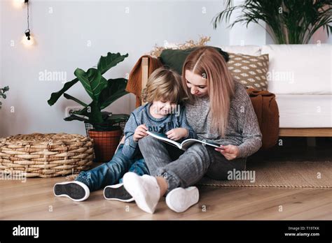Mamma Che Legge Ai Bambini Immagini E Fotografie Stock Ad Alta