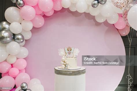 배경 분홍색 흰색과 실버 풍선에 생일 케이크 베이비 샤워 파티 여자를위한 그림 천사와 트렌디 한 케이크 공간을 복사합니다 축하 침례 개념 장식과 사진 벽과 아치 배경 주제에