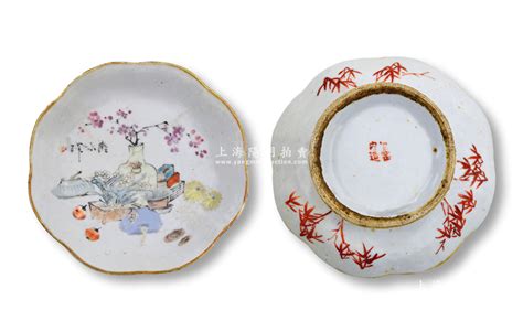 清代粉彩“博古图”瓷托盘1件，梅花形浅腹高足，直径163mm，外壁绘有竹叶，底有“官窑内造”款，若装饰镜框悬挂十分雅观，保存甚佳，敬请预览 故